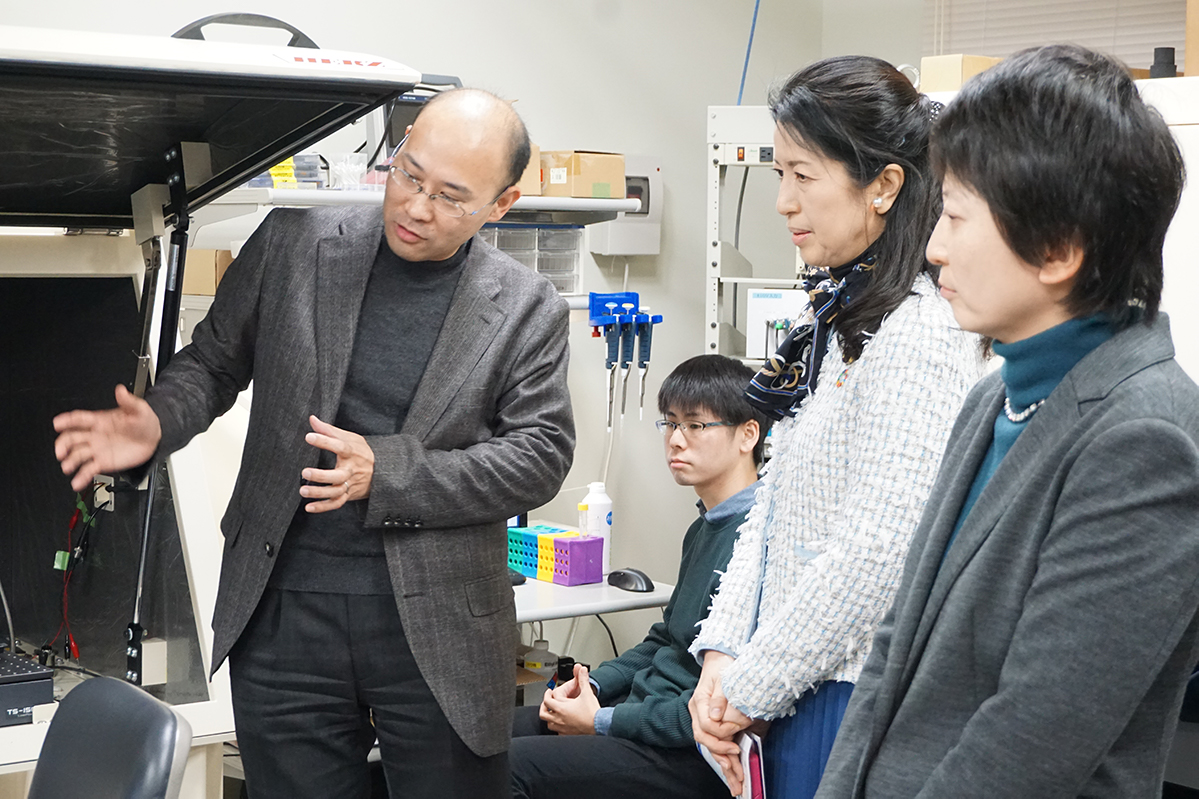 State Minister of MEXT Michiko Ueno visits WPI-NanoLSI – WPI Nano Life ...