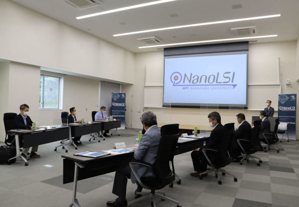 Mr. Hideki Niwa, Vice Minister of MEXT, and others visited NanoLSI (7 ...